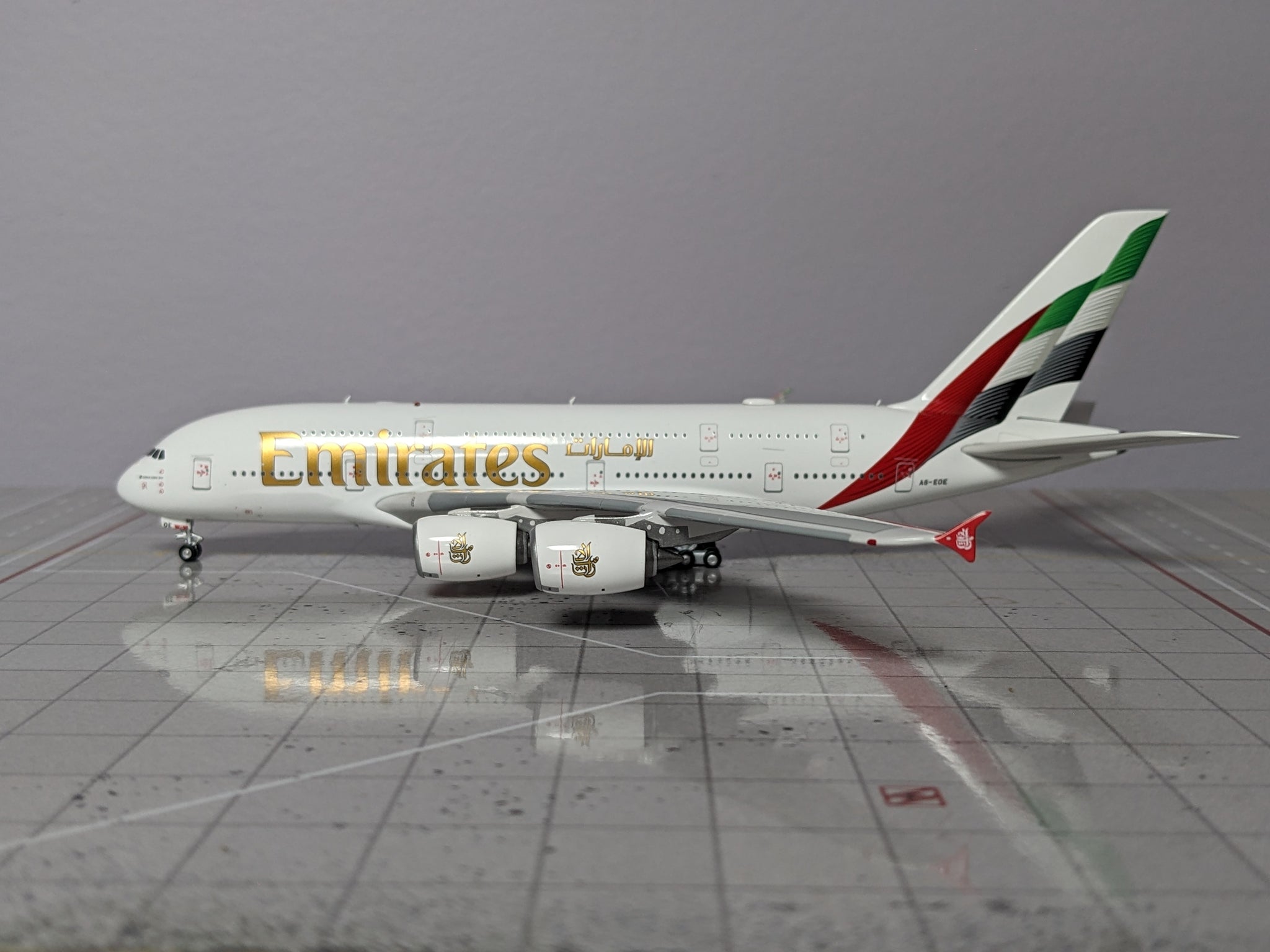 1:400 AV400 EMIRATES A380 A6-EOE
