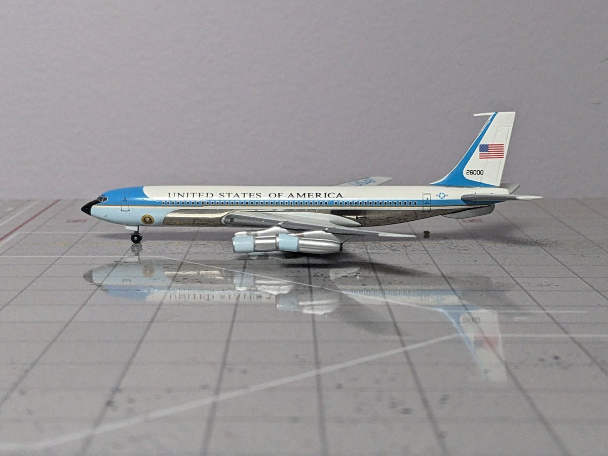 1:400 DRAGON USAF VC-137C (B707) 26000 "FLYING WHITE HOUSE"