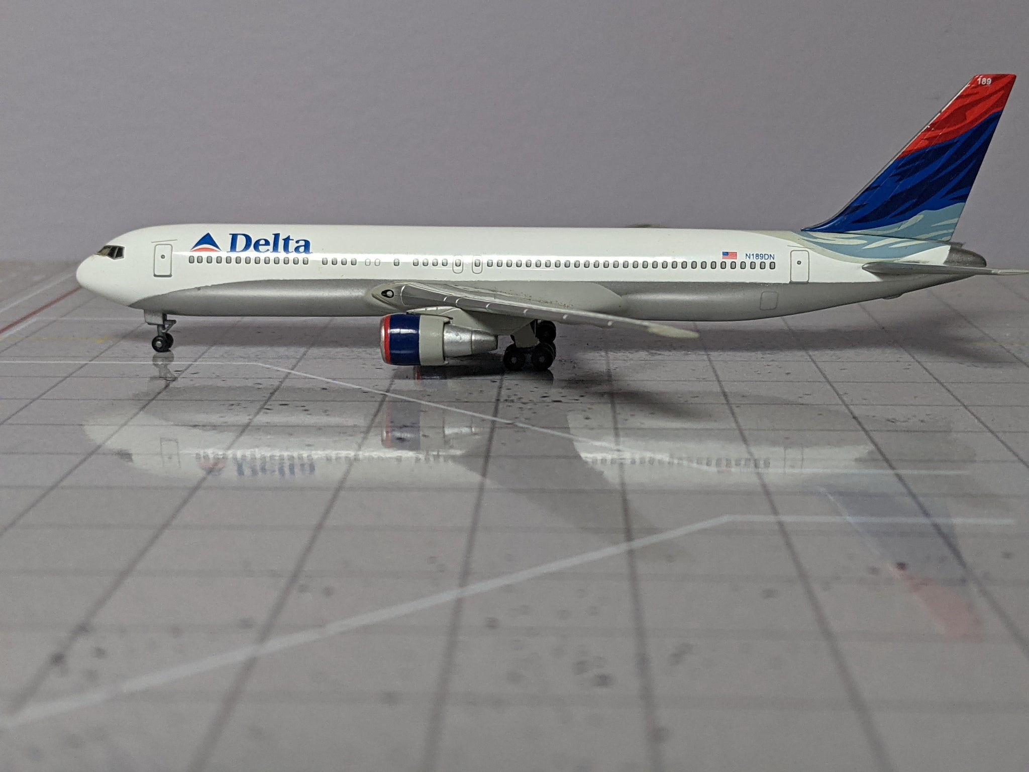 1:400 DRAGON DELTA B767-300 N189DN